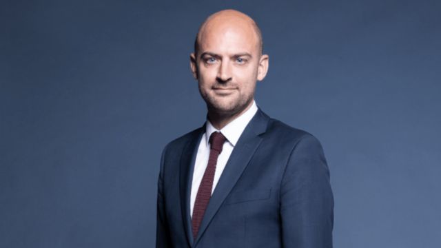 Jean-Noël Barrot insiste pour prendre le vol Paris - Alger - Algérie Zoom