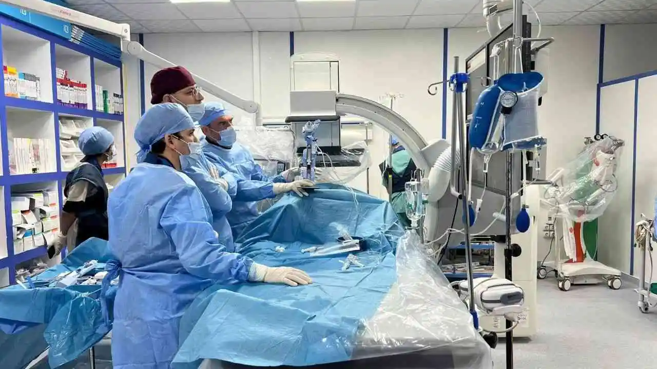 CHU d'Oran : première chirurgie TriClip réussie en Afrique - Algérie Zoom